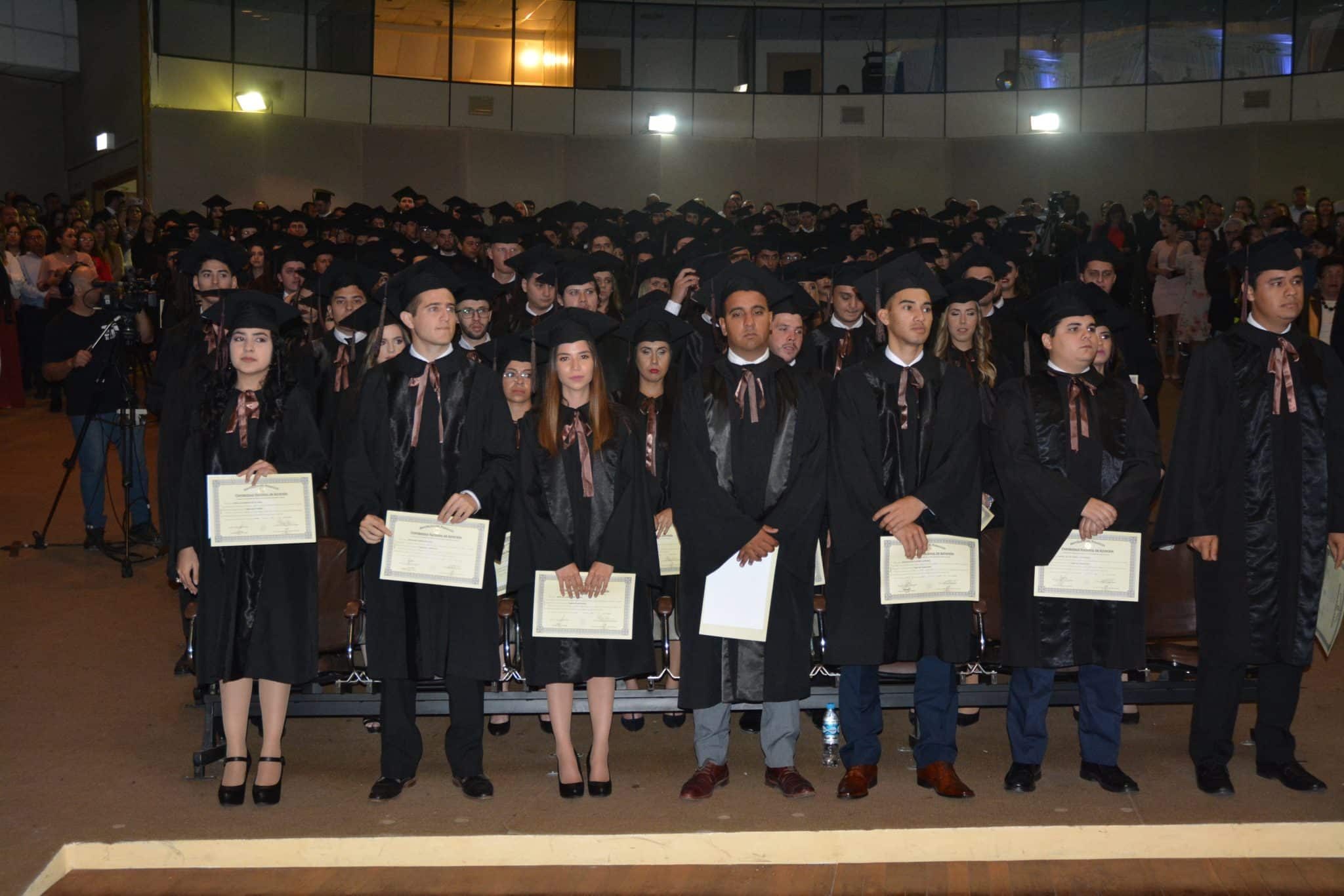 Nuevos profesionales de las ciencias agrarias recibieron sus títulos de ...